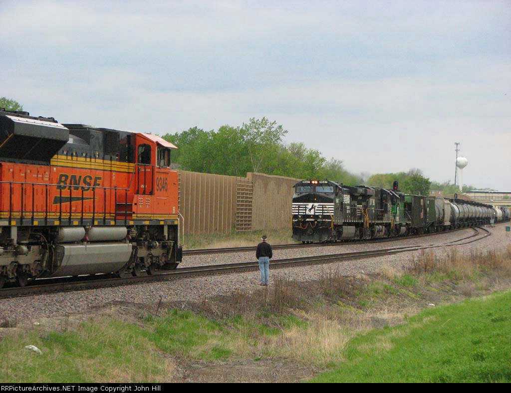 090515002 Westbound DEEX coal empties meets eastbound BNSF manifest on Wayzata Sub.